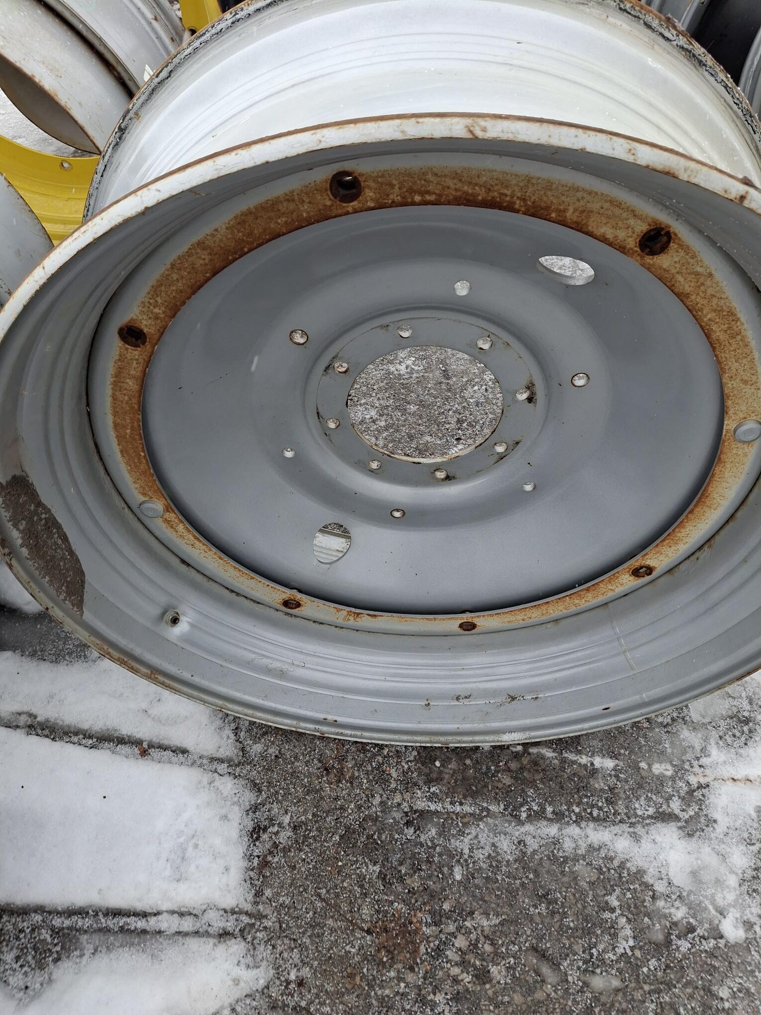 UNVERFERTH CASE 8 HOLE MAIN WHEEL - Tirecraft